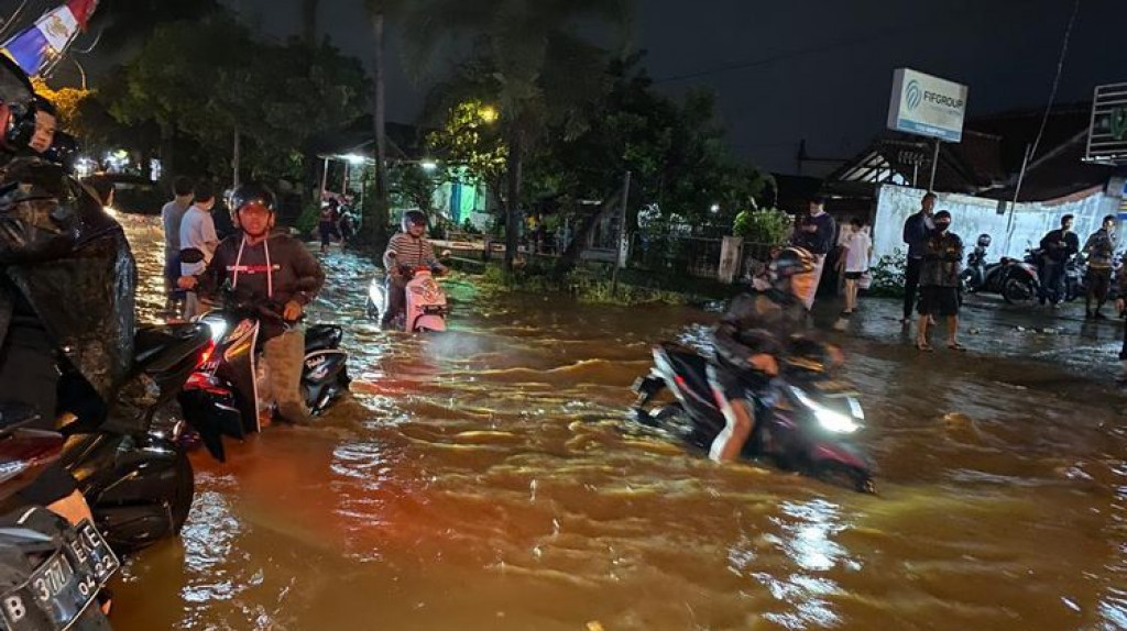 Banyak Motor Mogok, Pancoran Mas Depok Banjir Sampai Malam - Wahana News