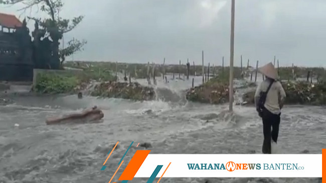 Ombak Tinggi Terjang Parkiran hingga Kuburan, Wisatawan Pantai Diminta ...