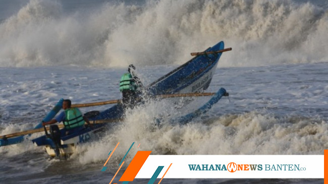 Akibat Perahunya Diterjang Ombak Tinggi, Nelayan Asal Banten Hampir Tewas - Wahana News Banten
