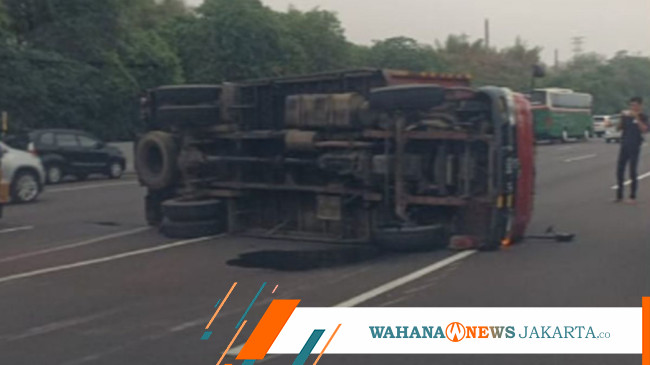 Truk Tangki Gas Terbalik di Tol Jagorawi, Lalu Lintas Macet Parah - Wahana News Jakarta