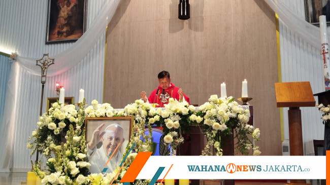 Misa Requiem di Gereja Trinitas, Romo Rey Ajak Umat Teruskan Jejak Paus ...