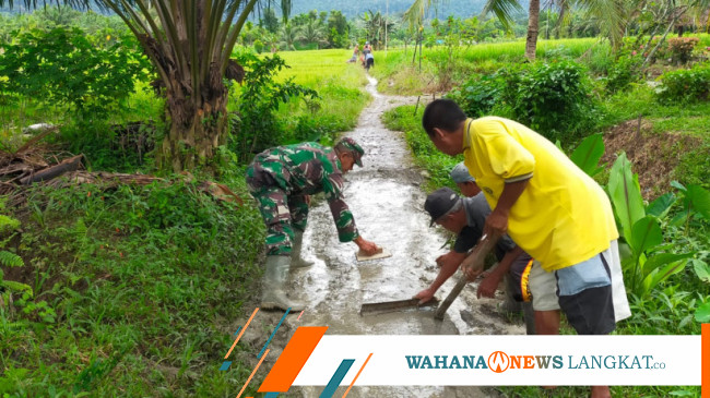 Babinsa Bahorok Dan Warga Kompak Gotong Royong Perbaiki Jalan - Wahana News Langkat