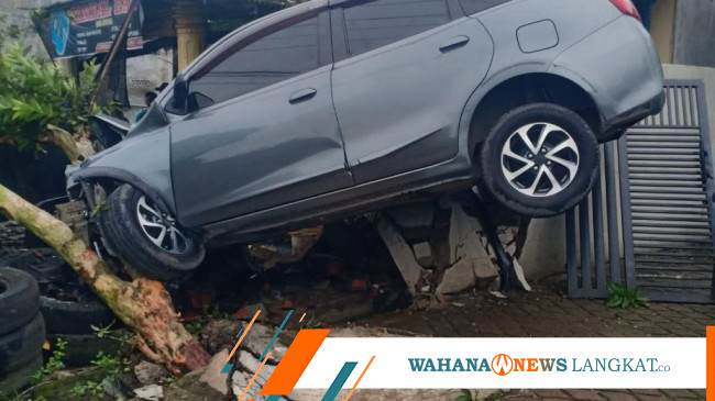 Mobil Tabrak Pohon dan Teras Rumah di Langkat Usai Pulang Jalan - jalan ...