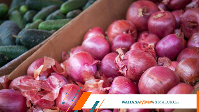 Cuaca Buruk Picu Harga Bawang Merah Melonjak di Pasar Mardika ...
