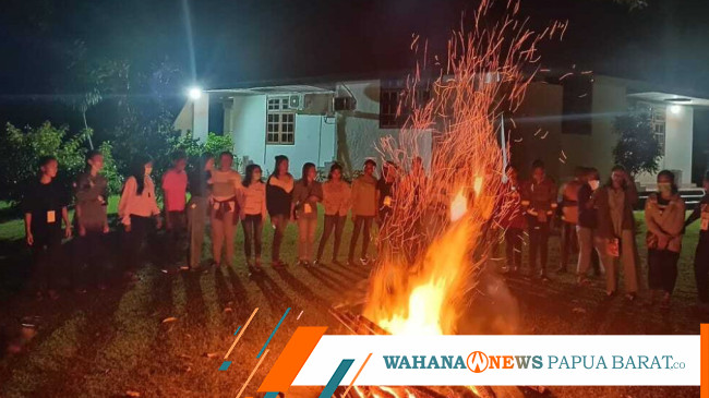 Api Unggun Mengakhiri Nostalgia KMKS di Pulau Doom Sorong - Wahana News ...