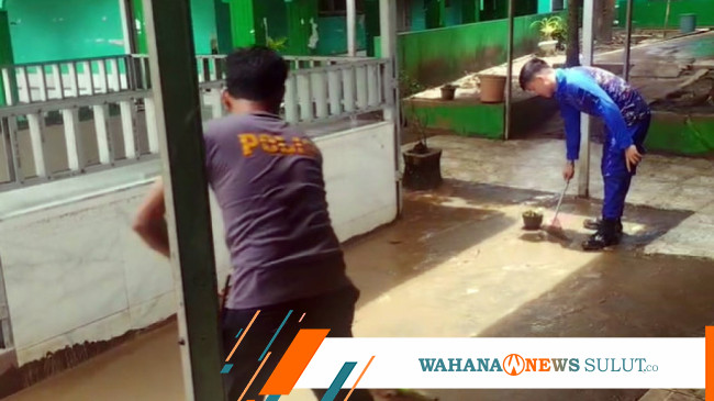Personel Siaga SAR Ditpolairud Polda Sulut Bersihkan Lokasi Banjir Manado - Wahana News Sulut