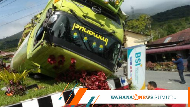Diduga Rem Blong, Truk Pengangkut CPO Tabrak Pagar SPBU Simago-Mago Tapsel - Wahana News Sumut