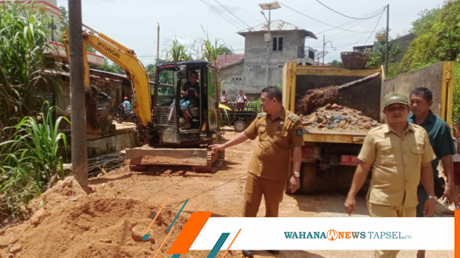 Atasi Penyebab Banjir di Jalan Perjuangan, Dinas PKPLH Sibolga Turunkan Alat Berat & Dump Truk ...