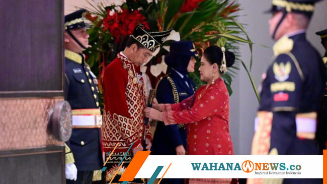 Jokowi Tampil dengan Pakaian Adat Banjar pada Upacara Penurunan Bendera di IKN - Wahana News