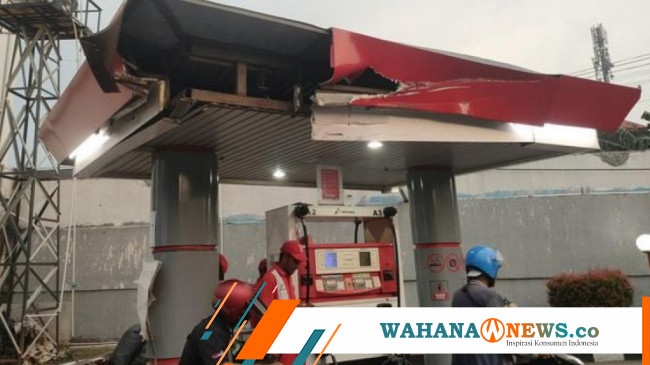 Waduh! Tetiba Mundur, Truk Tabrak Mobil hingga Atap SPBU di Depok ...