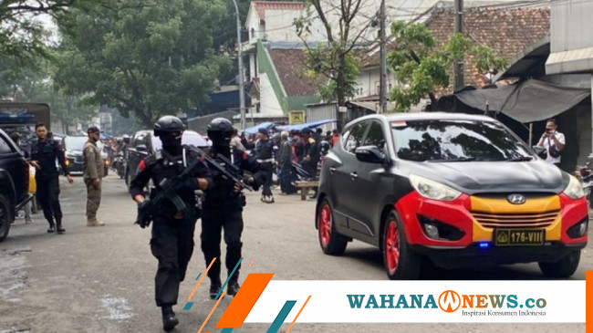 Lihat Foto Suami Berdarah-darah, Istri Pelaku Bom Astanaanyar Histeris - Wahana News